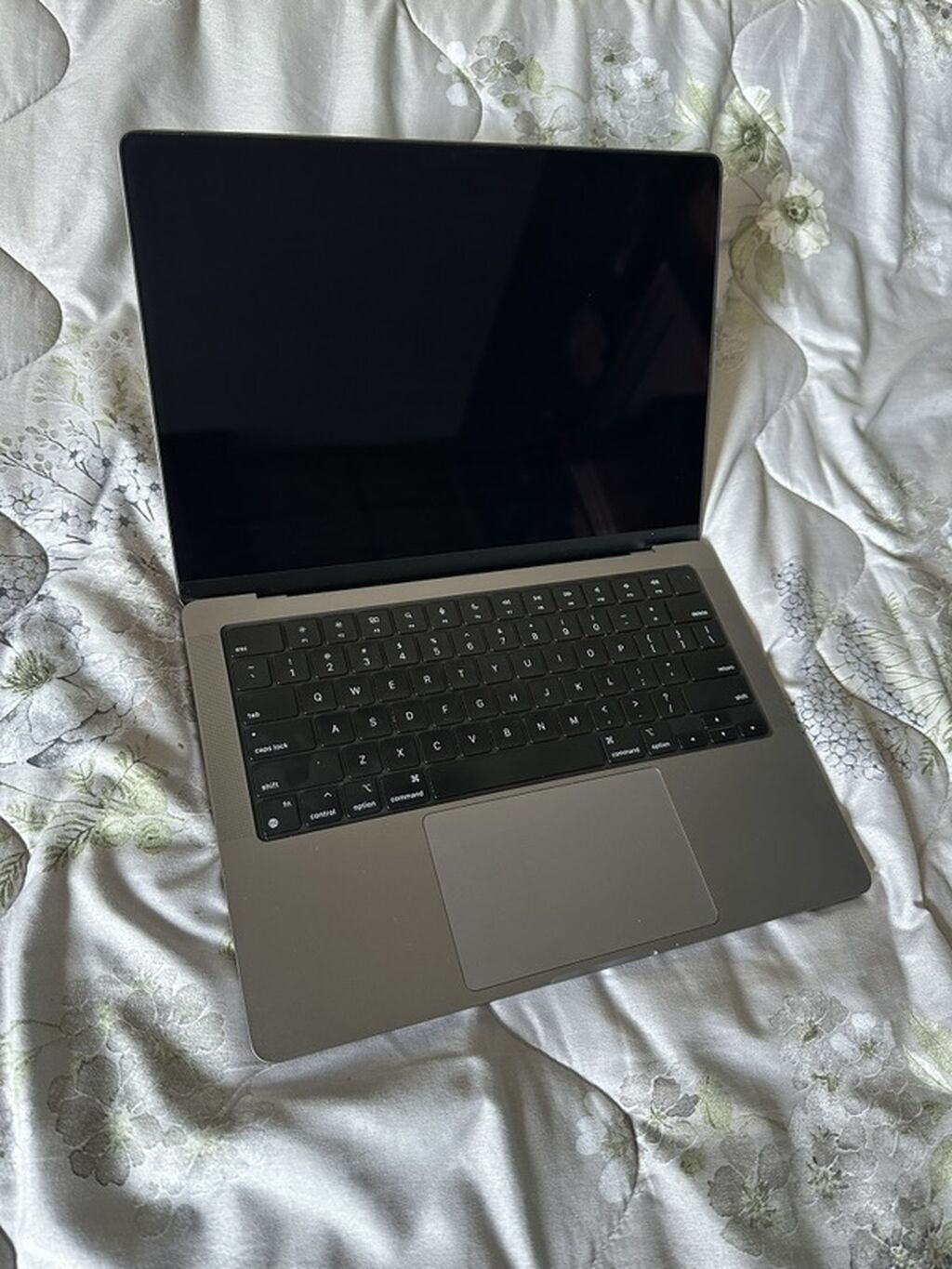 Apple M3, 8 GB OZU, 14 "