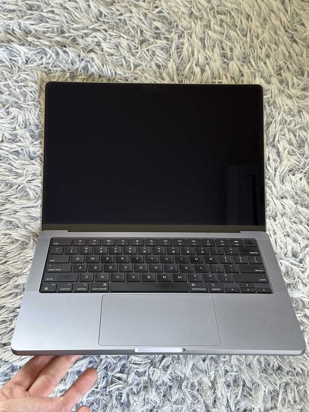 Apple M3, 8 GB OZU, 14 "