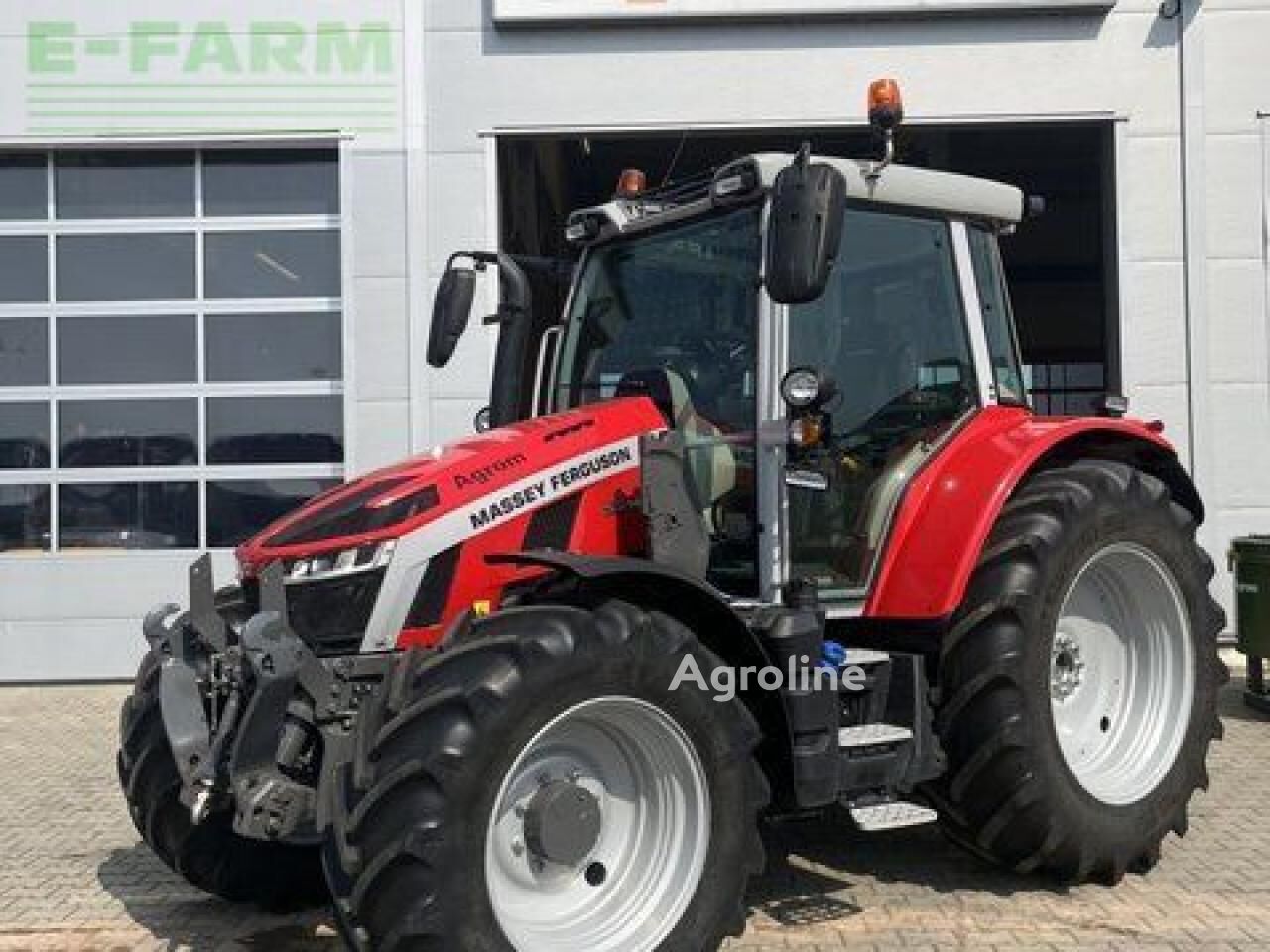 Massey Ferguson 5s.145 traktor točkaš