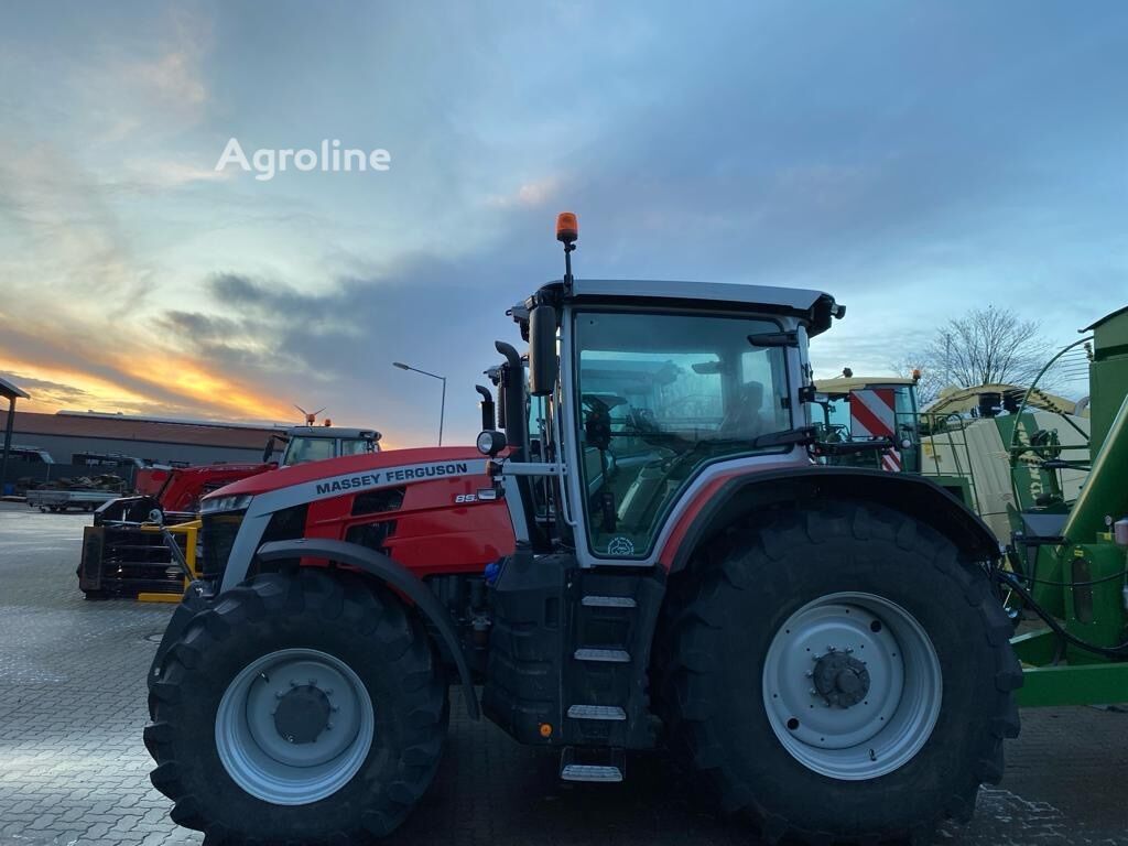 Massey Ferguson 8S.305 Dyna-VT traktor točkaš