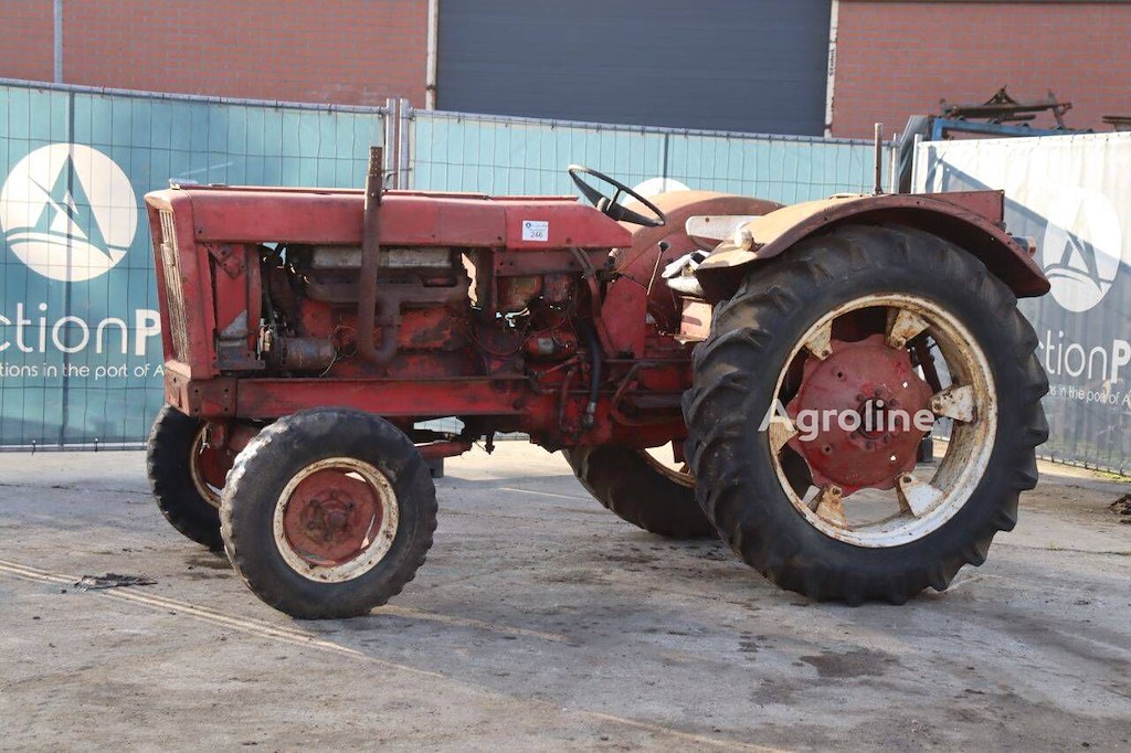 Prodaje se International Harvester co 504 D traktor točkaš na aukciji