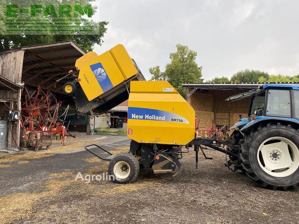 New Holland br 750 a balirka za četvrtaste bale