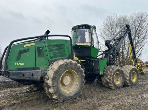John Deere 1470E harvester