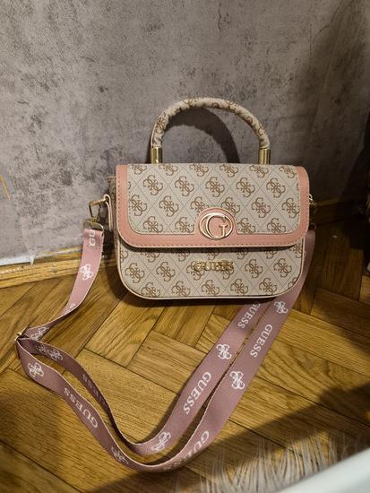 Kao nova, monogram torbica Guess