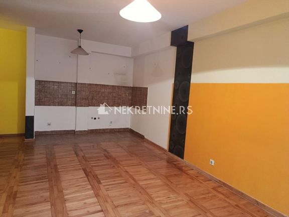 HIT ponuda! Blizu Bulevara - 1.5 stan i dvorišna terasa 12m² ID#8296