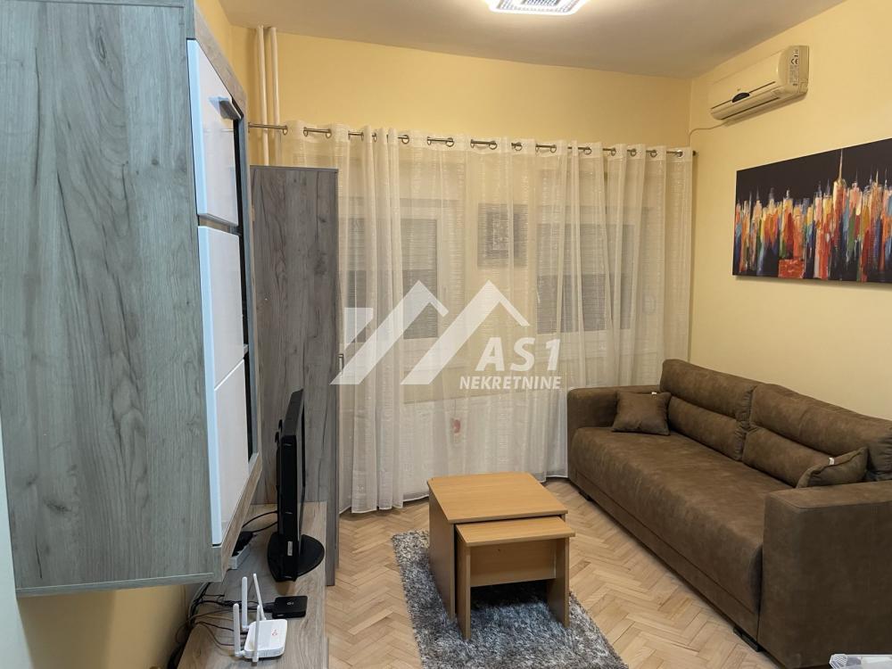 IZDAJE SE GARSONJERA U CENTRU ID#4729 300 €