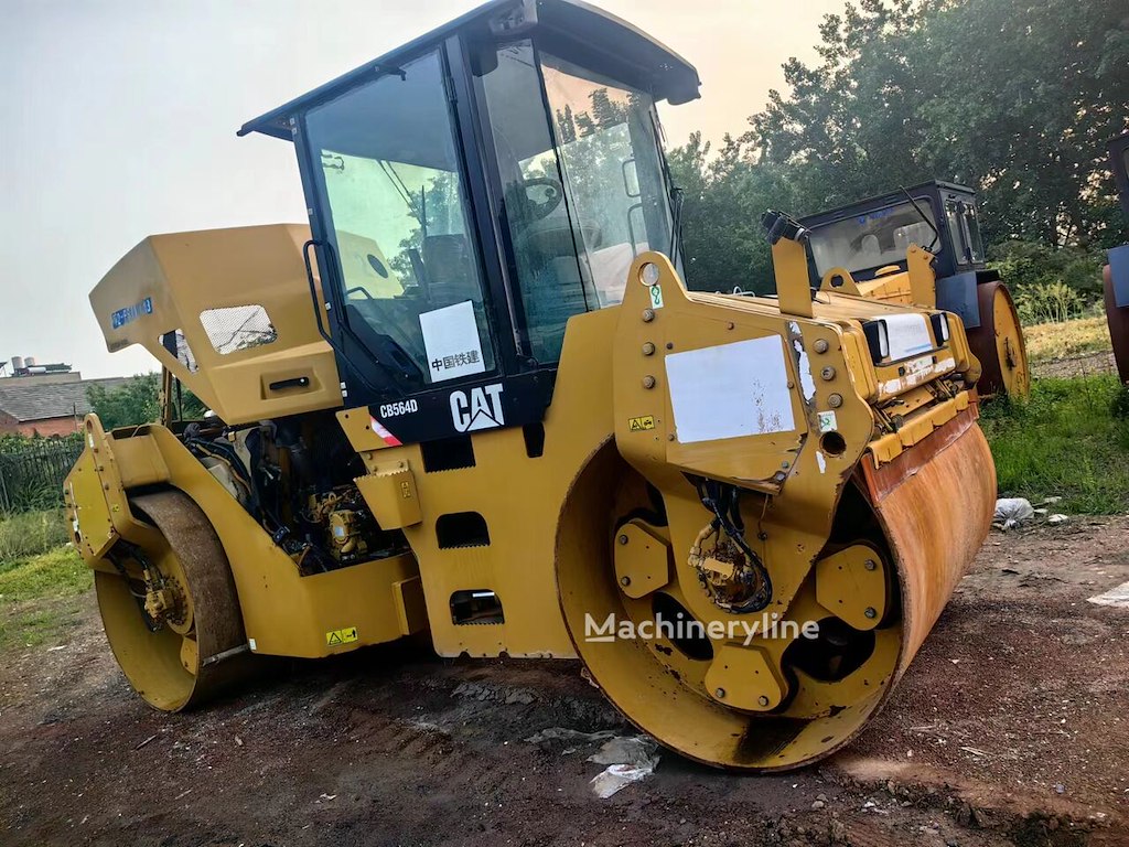 Caterpillar CB564D valjak za asfalt