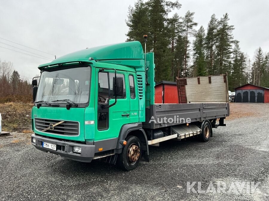 Prodaje se Volvo FL180 kamion s ravnom platformom na aukciji