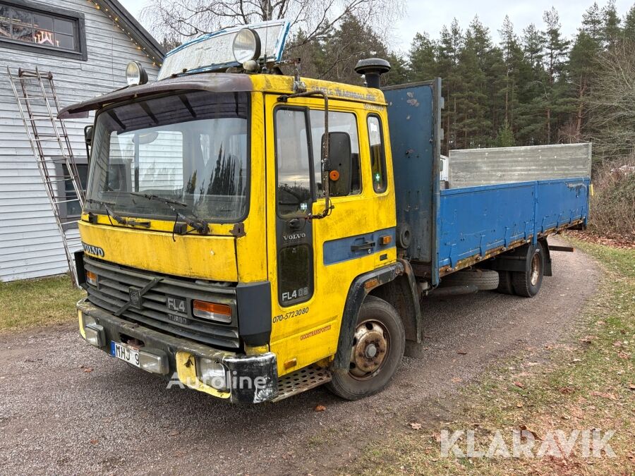 Prodaje se Volvo FL4 kamion s ravnom platformom na aukciji