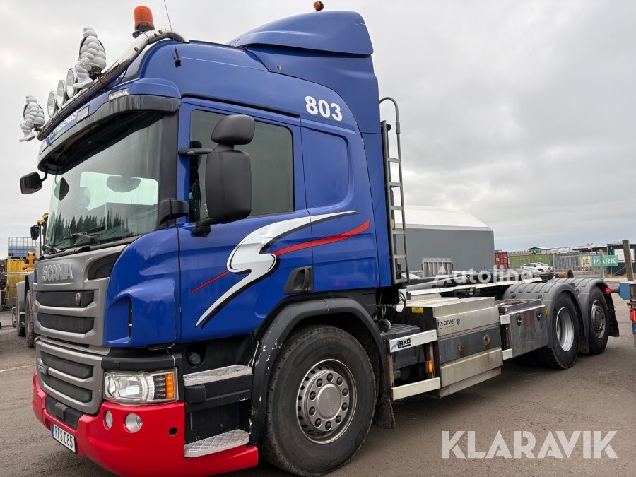 Prodaje se Scania P340LB6X2 rol kiper sa kukom na aukciji