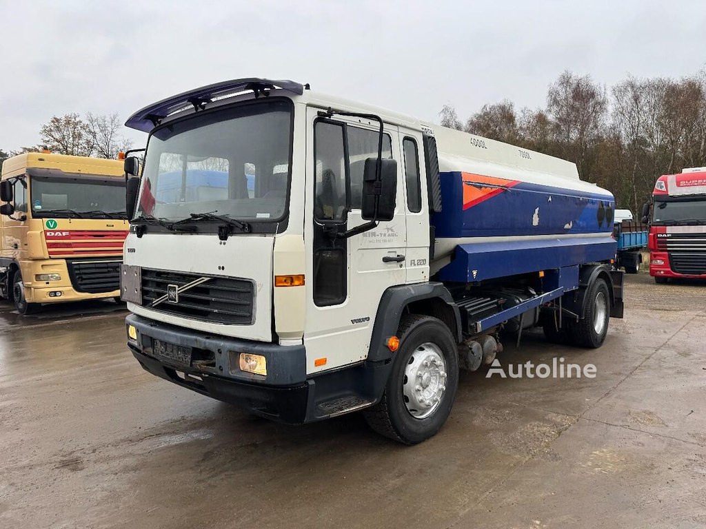 Volvo FL 6 - 220 (11000 L / 2 COMPARTMENTS / 18 TON / MANUAL GEARBOX / autocisterna