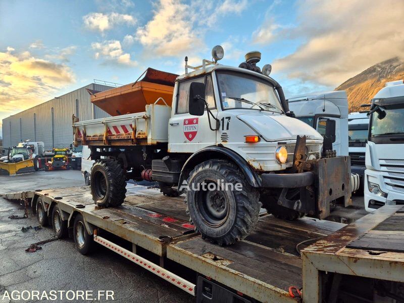 Prodaje se Mercedes-Benz Unimog univerzalnu komunalnu mašinu na aukciji