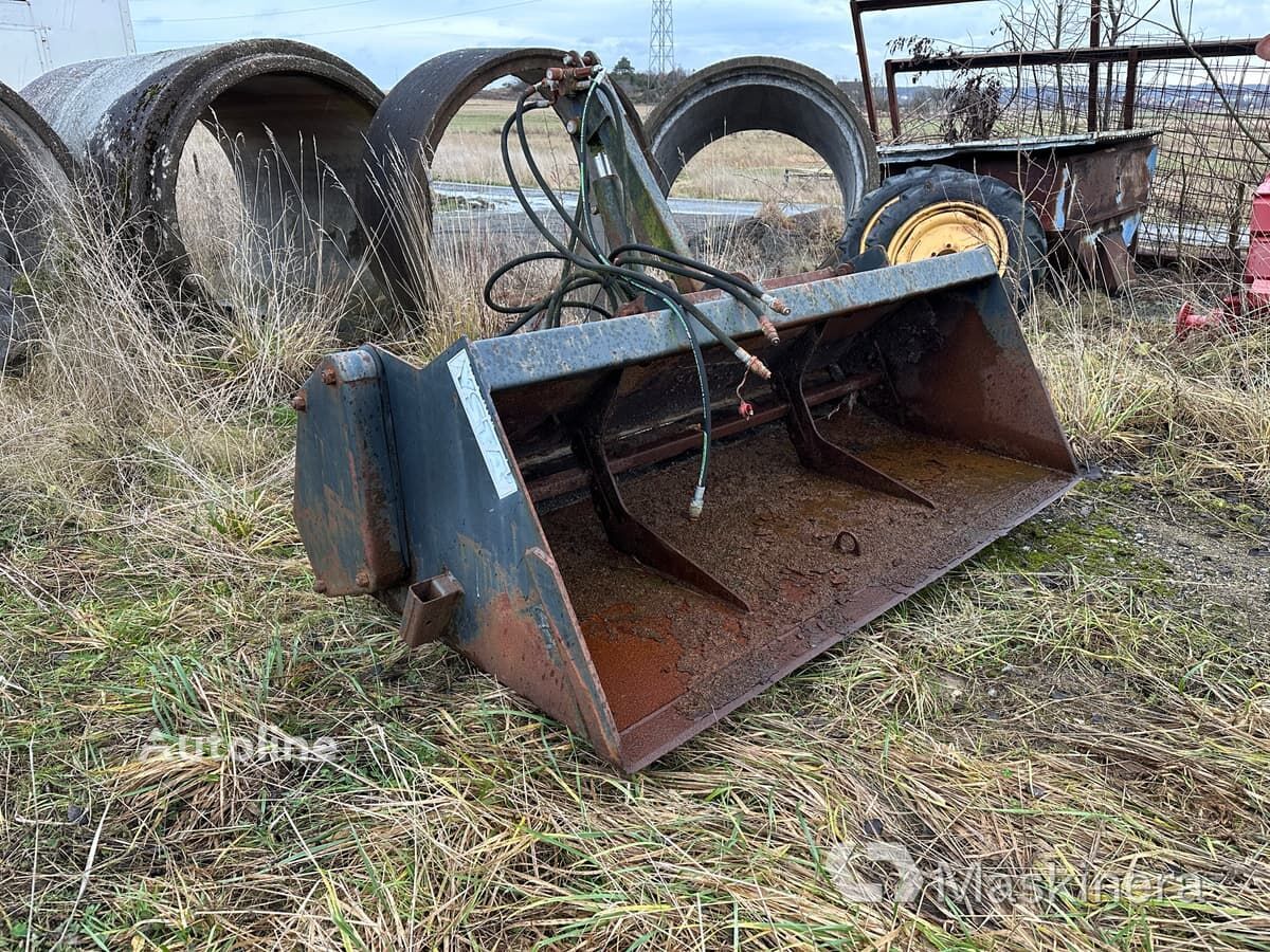Prodaje se YSTA nošeni rasipač peska na aukciji