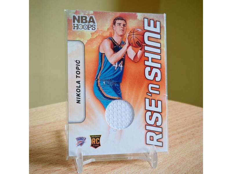 TOPIC kartica sa DRESOM ROOKIE - NBA HOOPS 24-25