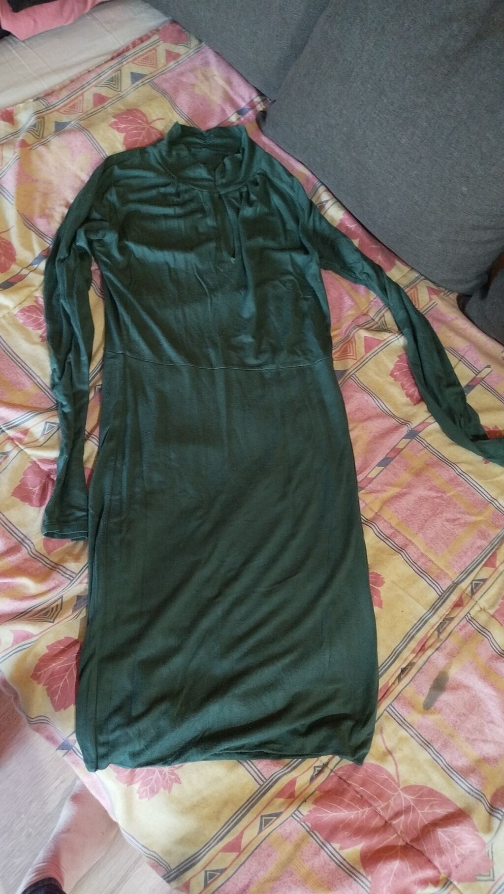 Zelena haljina dugih rukava - Model: uska, midi dužina (ispod