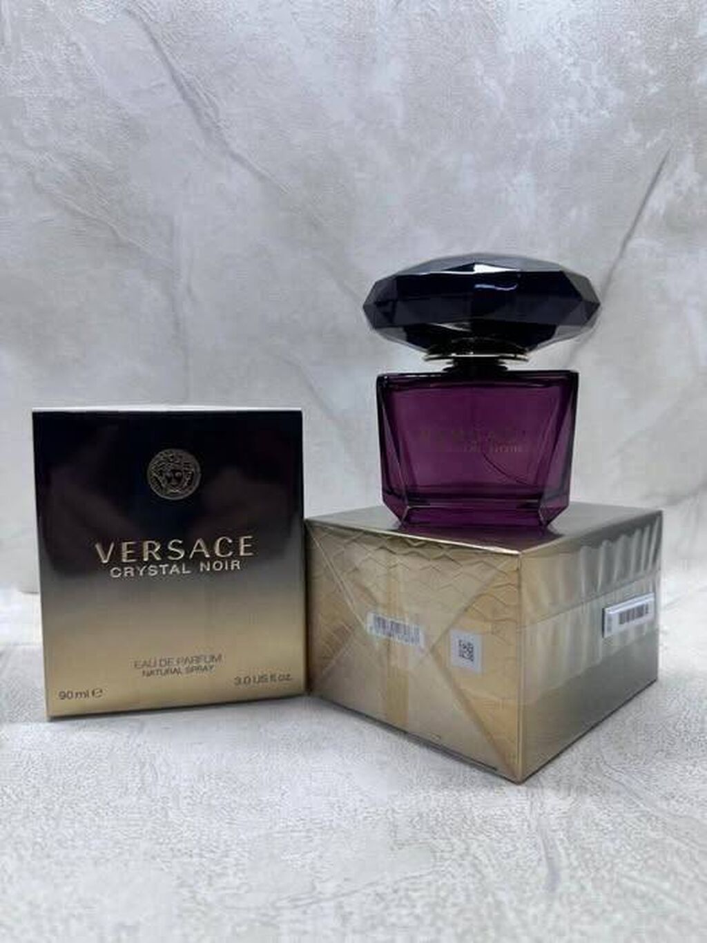 Ovo je ženski parfem Versace Crystal Noir Eau de Parfum u pakovanju od