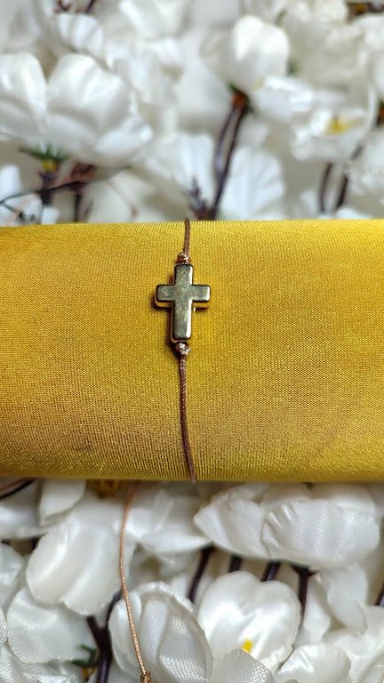 Minimalistička narukvica sa krstićem - Privjesak: mali krst u zlatnoj