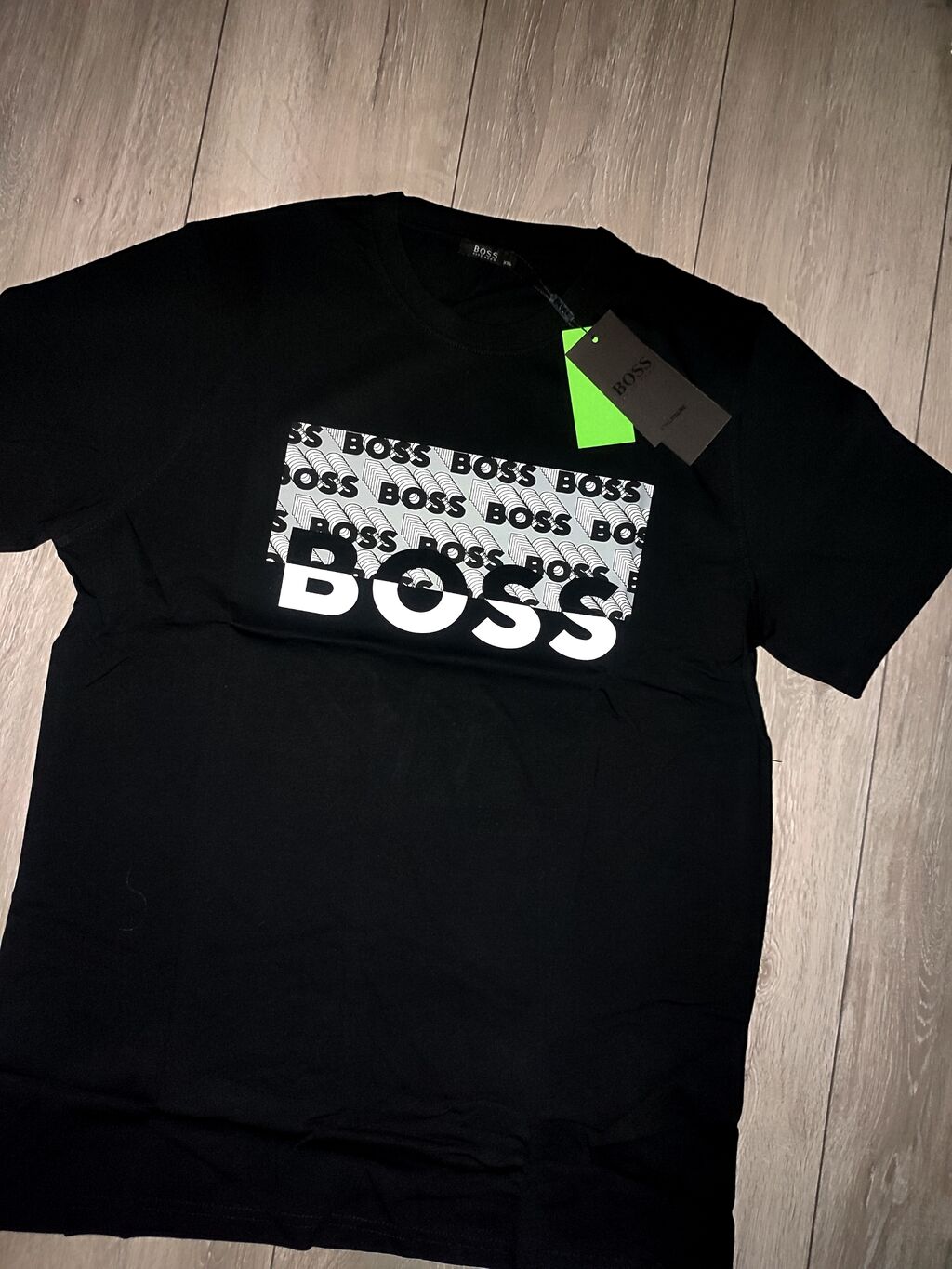 Hugo Boss muska majica 2xl i 3xl Moze licno preuzimanje u Beogradu ili