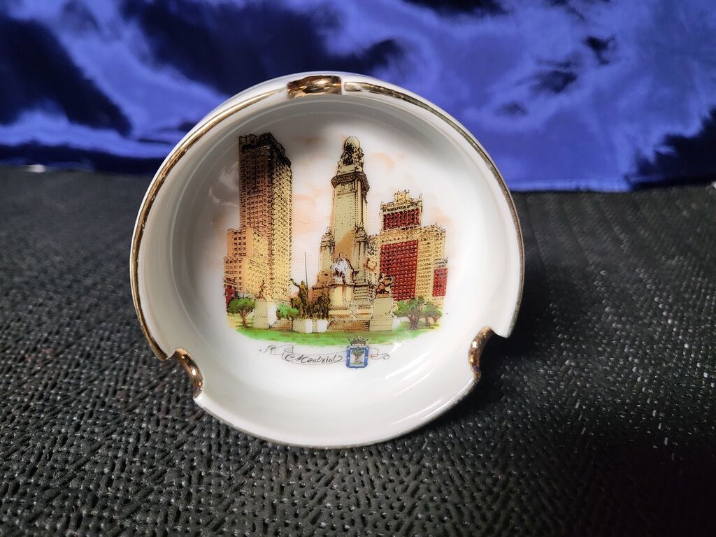 Pepeljara nova,vintaz Madrid porcelanska. Nova pepeljara