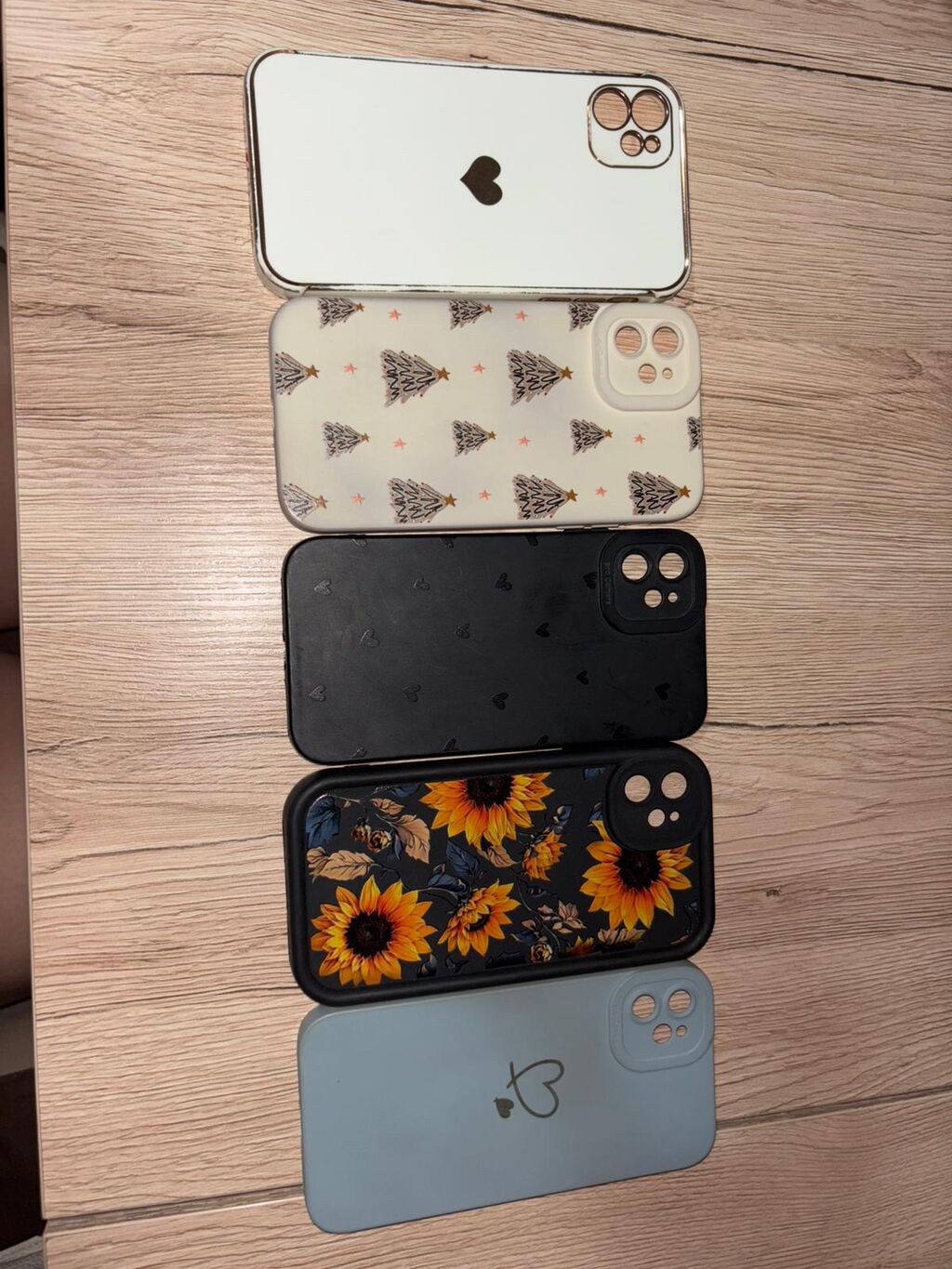 Prodajem maske za Iphone 11. Dobro su ocuvane i bela je maska 600 din