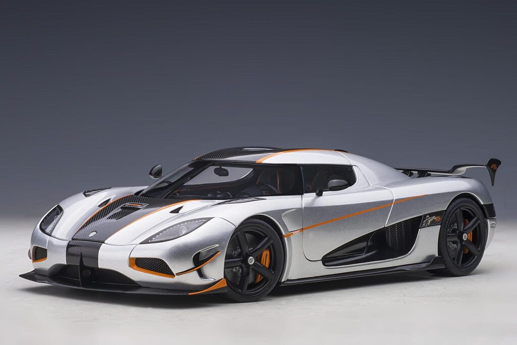 ⚪   Koenigsegg Agera RS – 2015 – Moon Silver / Carbon sa narandžastim