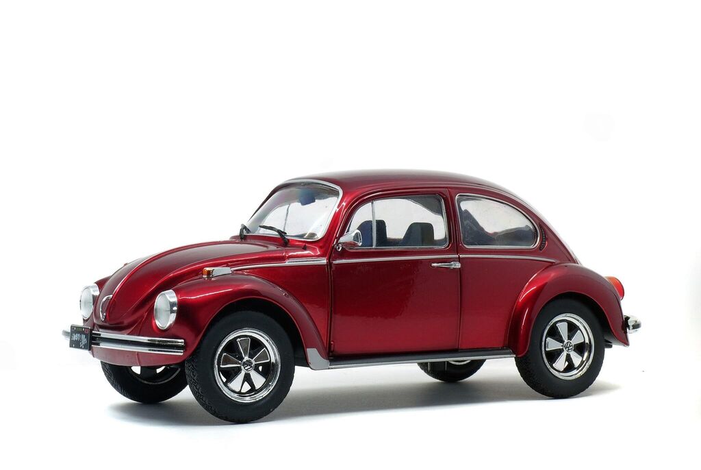    Volkswagen Beetle 1303 1974 – Metallic Red – 1:18 Die Cast Solido