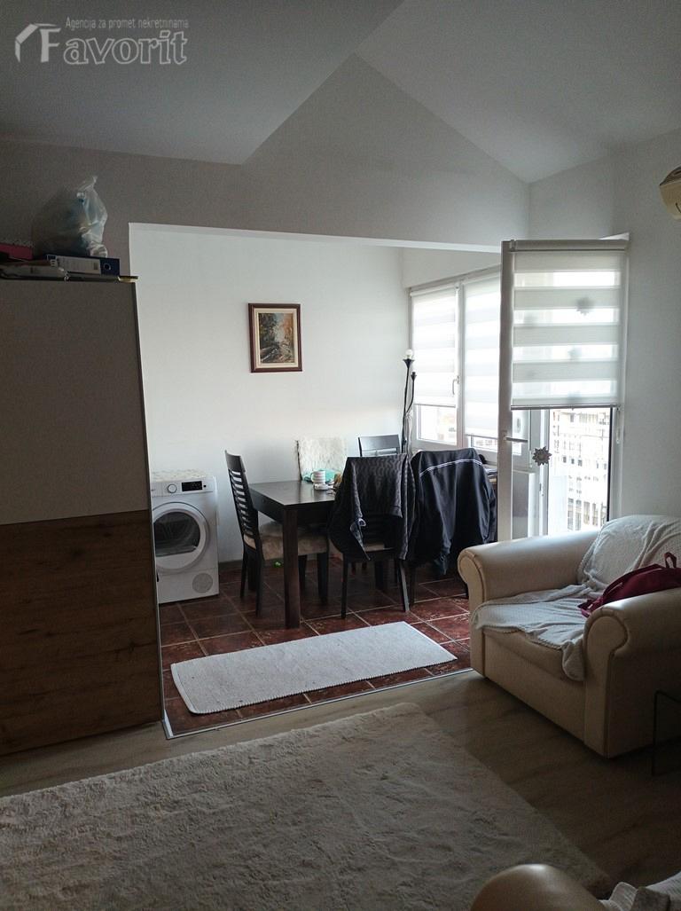 DORCOL, STRAHINJICA BANA, 76m2