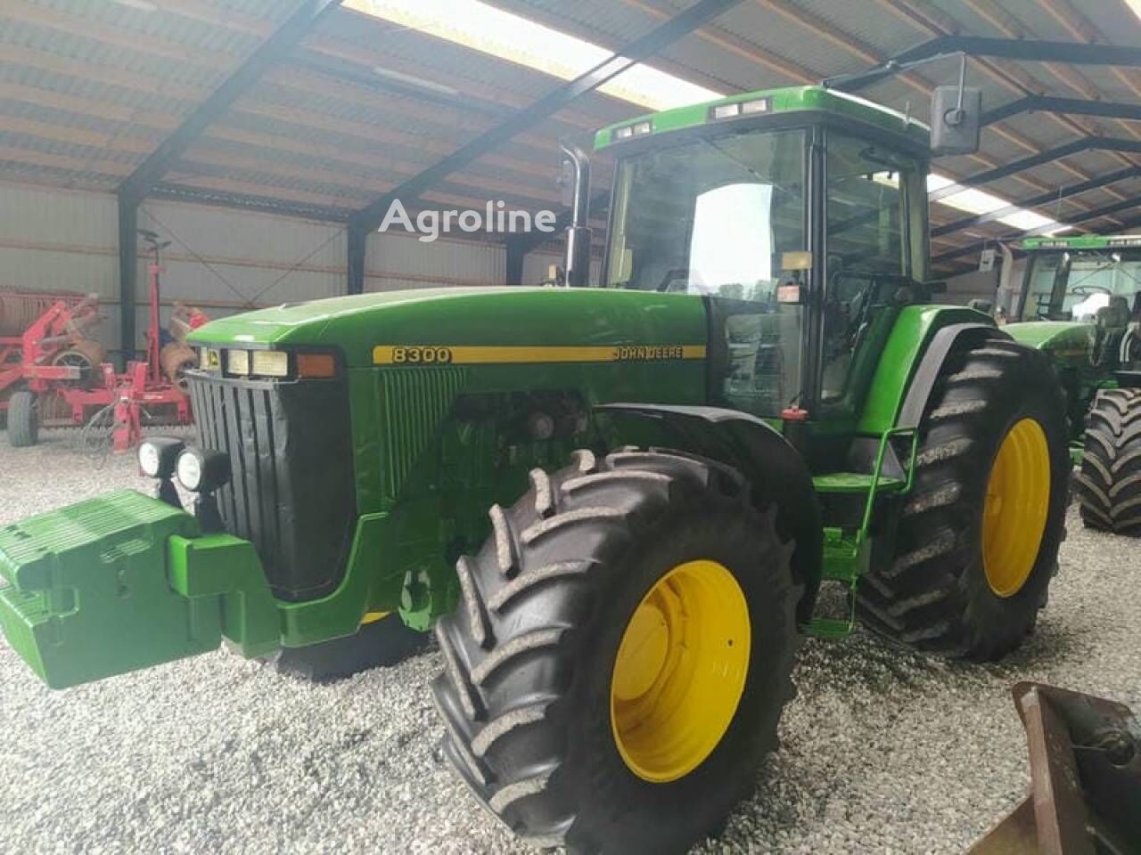 John Deere 8300 traktor točkaš