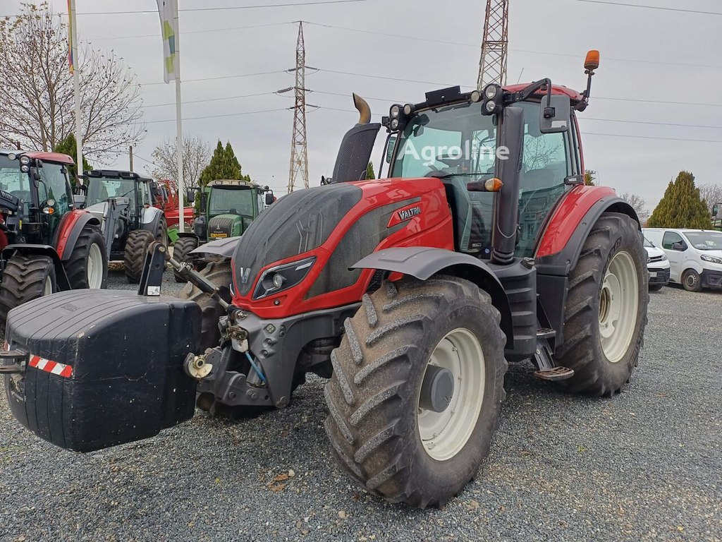 Valtra traktor točkaš