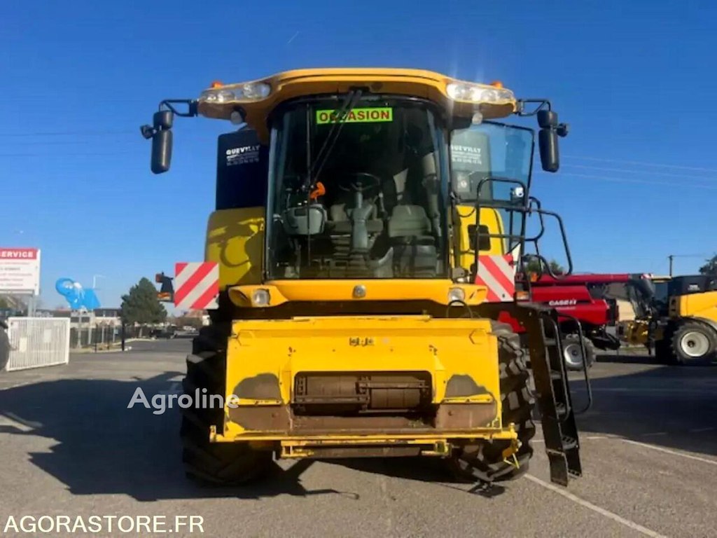 Prodaje se New Holland CR 9060 kombajn za žito na aukciji