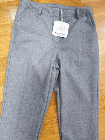 Sive pantalone sa etiketom