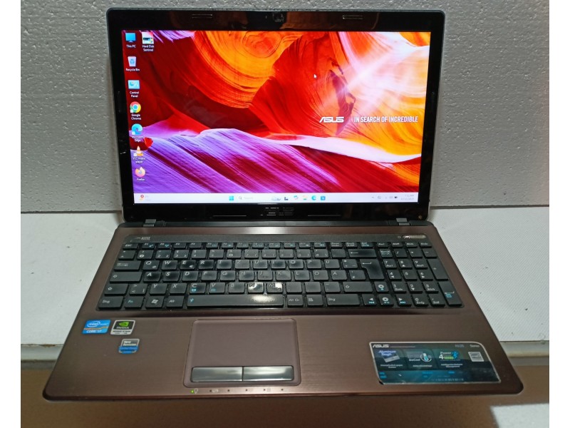 Asus i7 12gb 2gb 540m 500gb SSD Baterija odlicna+ punja