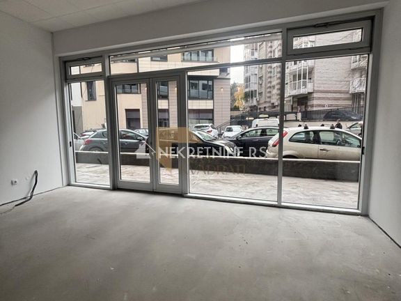 Lokal na Banovom Brdu 400+200m2
