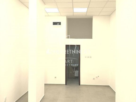 U samom centru odličan lokal 25m2+ 2m2 ID#11341