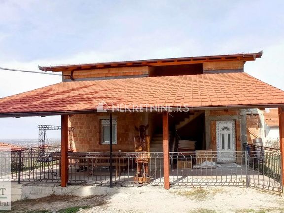 Poslovno - Stambena zgrada 231m2, 3,50 ari placa, Barič, Obrenovac - 140 000 €