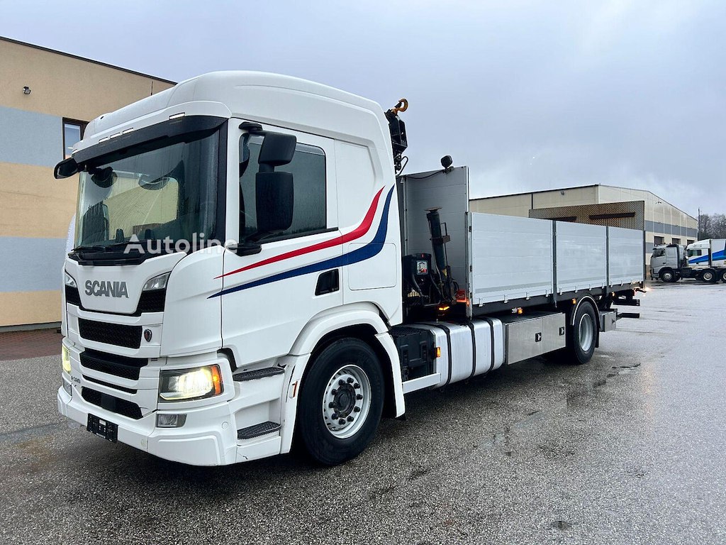 Scania P320 4X2 EURO6 + RETARDER + HIAB XS 099 kamion s ravnom platformom