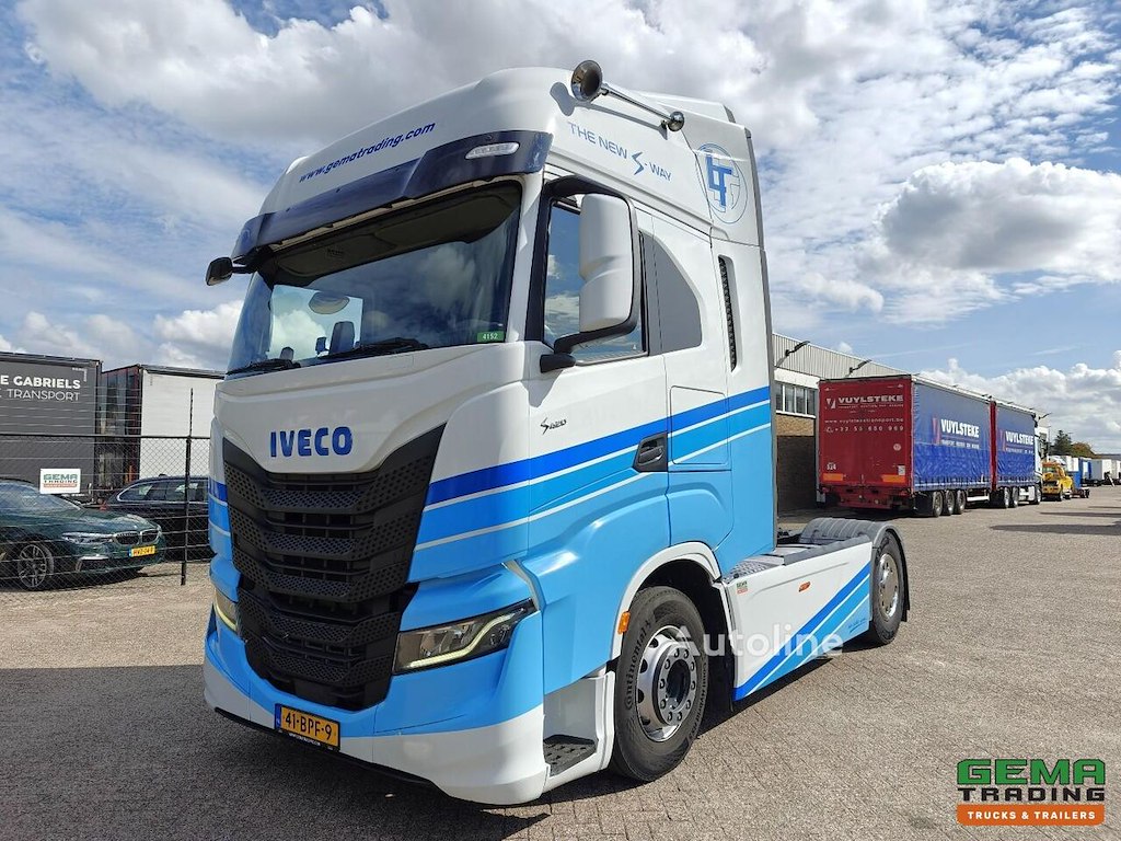 IVECO S-WAY 420 4x2 Euro6D - Double Tanks - StandAirco - Navi - SMARTT tegljač