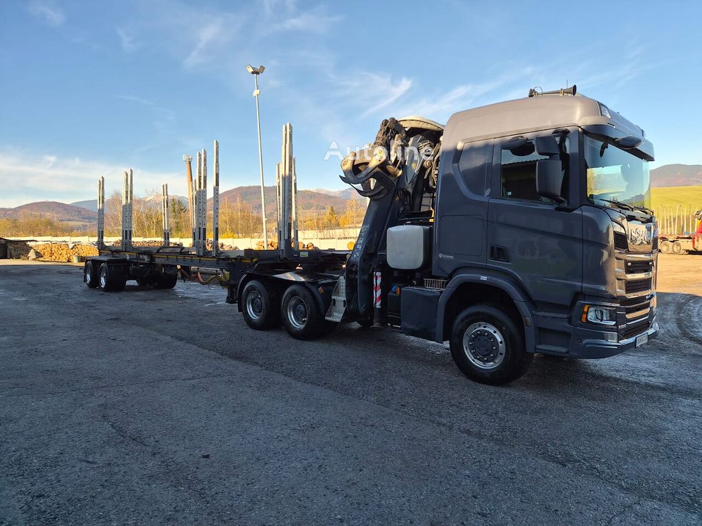 Scania R-series tegljač + poluprikolica za prevoz drva