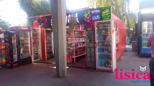 Izdaje se 25 kvadrata kiosk lokal centar Zemuna kod robne kuće