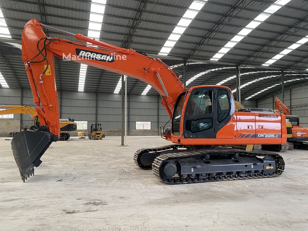 Doosan DX225 bager guseničar