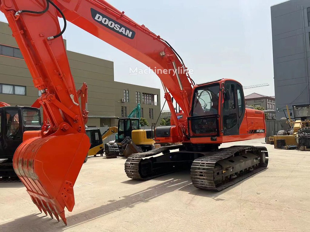 Doosan DX225 bager guseničar