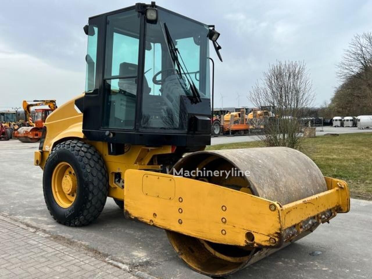 Caterpillar CS423E kompaktor s jednim valjkom