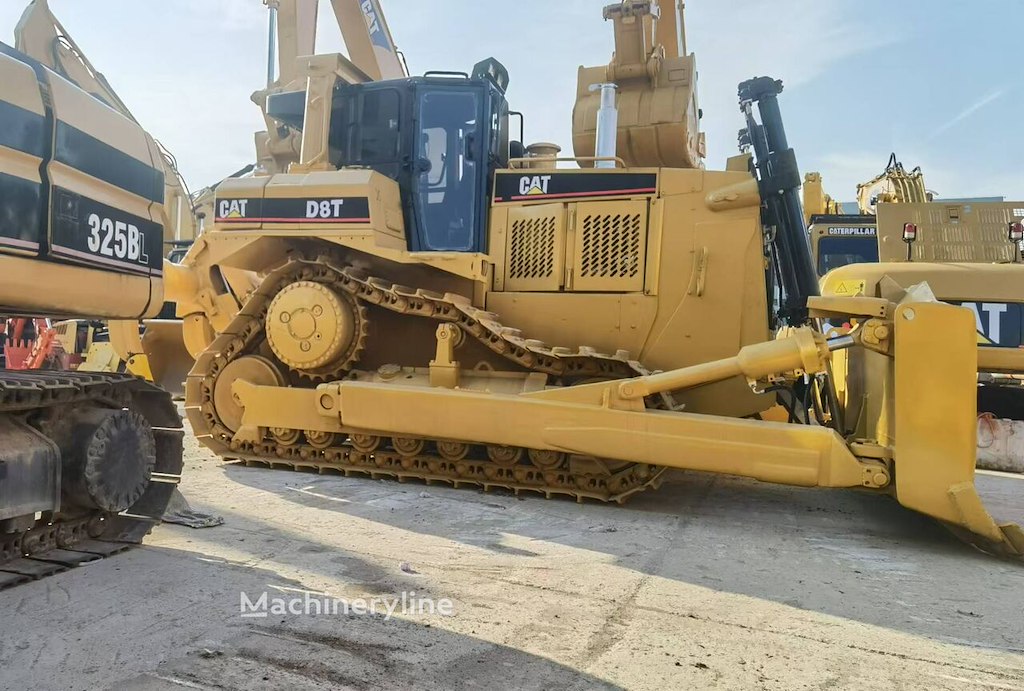 Caterpillar D8T buldožer