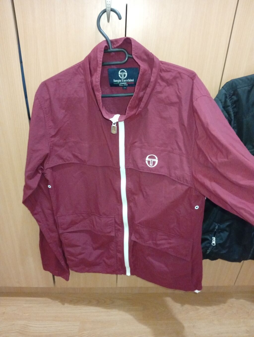 Sergio Tacchini lagana jakna – bordo boja - Model: lagana vetrovka sa
