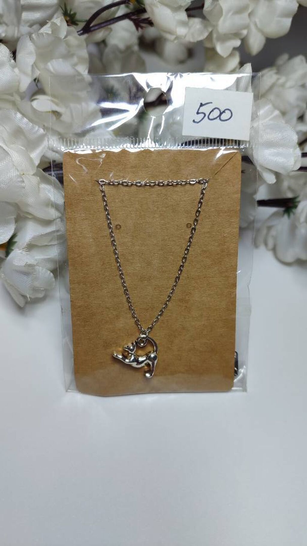 Ogrlica sa priveskom – mačka - Materijal: metal u srebrnoj boji -