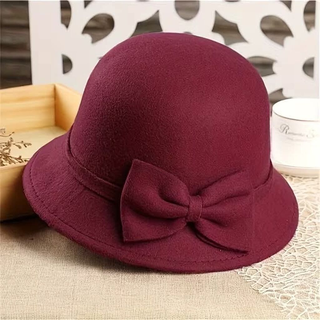 Elegantni ženski klobuk sa mašnom - Stil: retro cloche/šešir