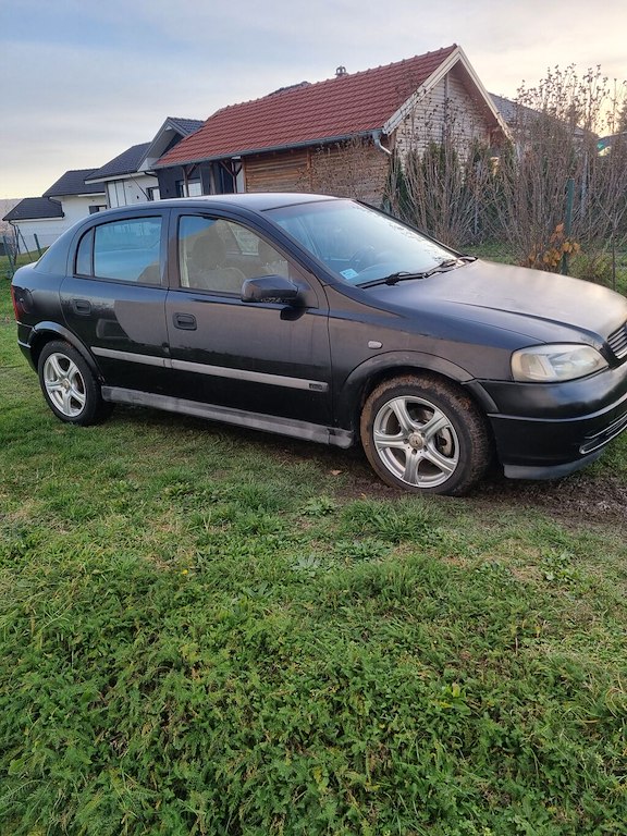 Opel Astra: 2 l | 2000 г. 319277 km Limuzina
