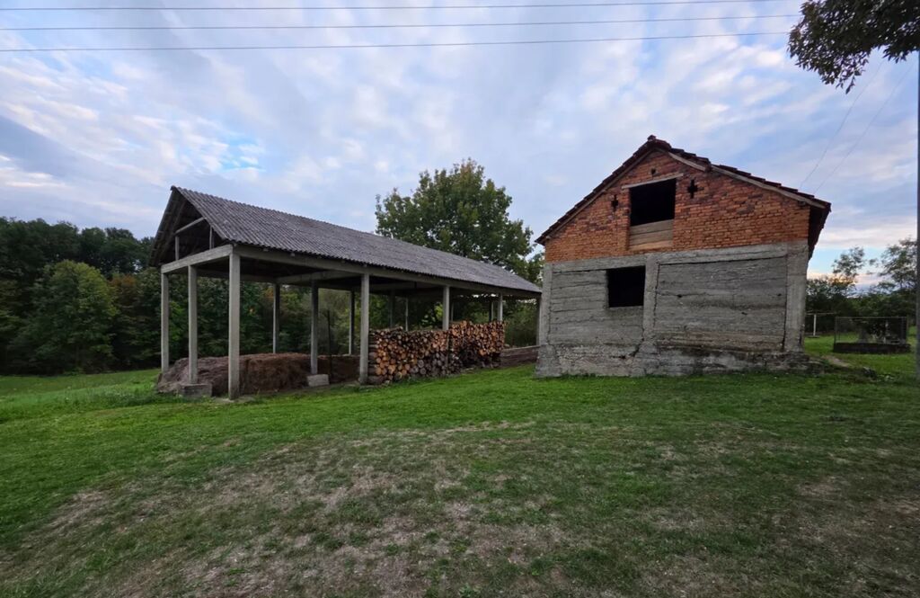 Seosko domacinstvo Opis oglasa Na prodaju seosko domacinstvo u selu