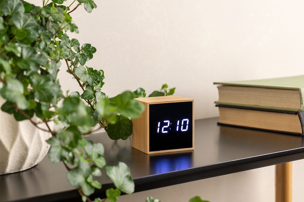 SAT ALARM STONI – Alarm Clock Mini Cube Bamboo