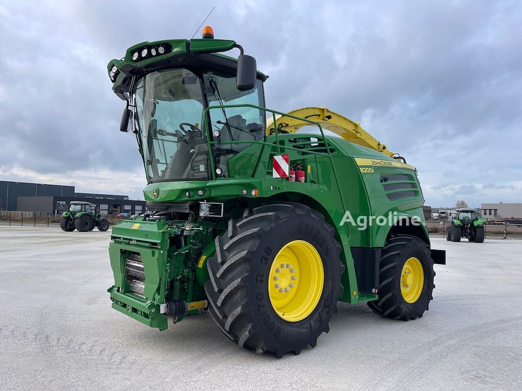 John Deere 8200 krmni kombajn